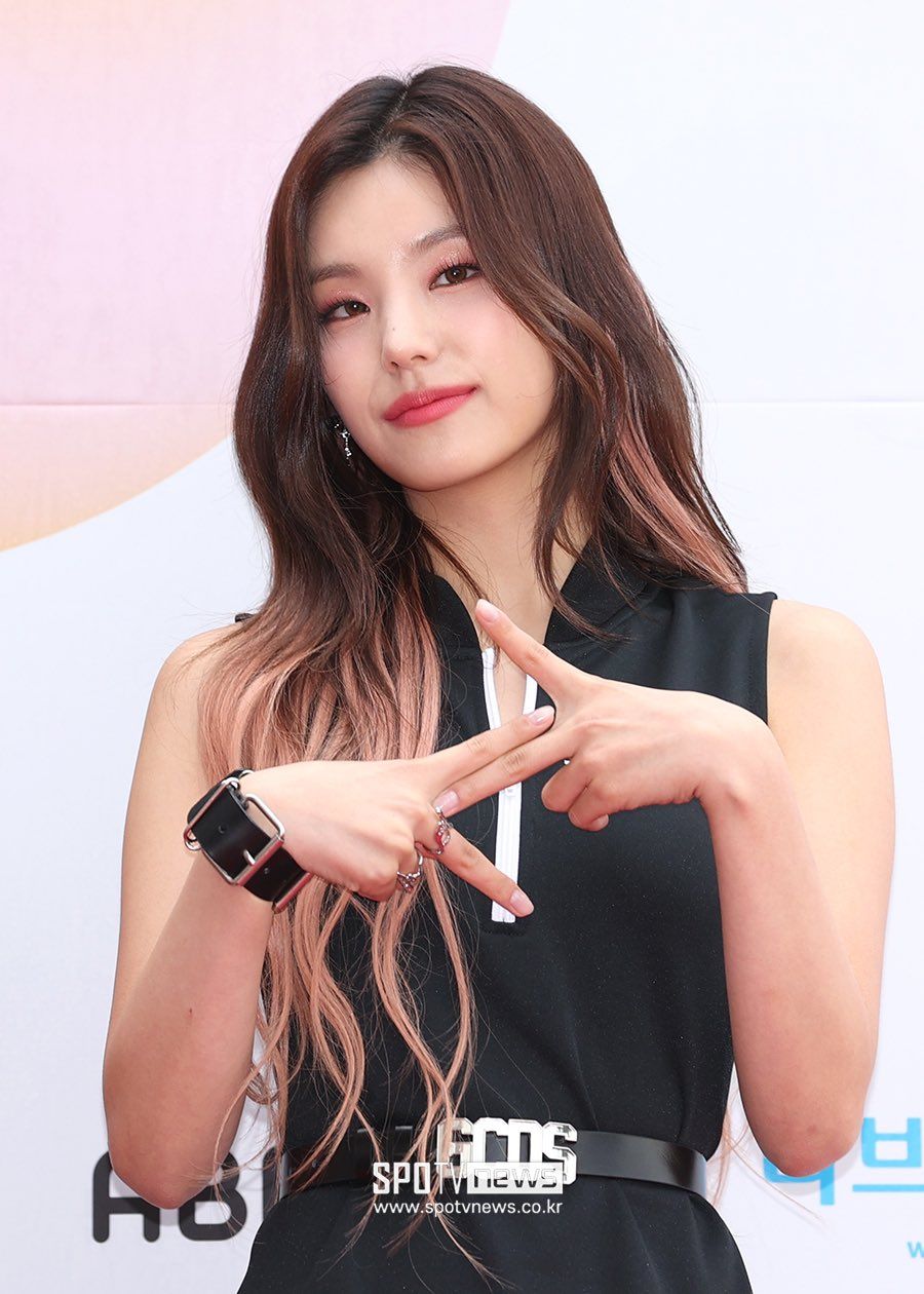 LE SSERAFIM And ITZY “Swap” Outfits At “K Global Heart Dream Awards 2022” — And Fans Hilariously ...