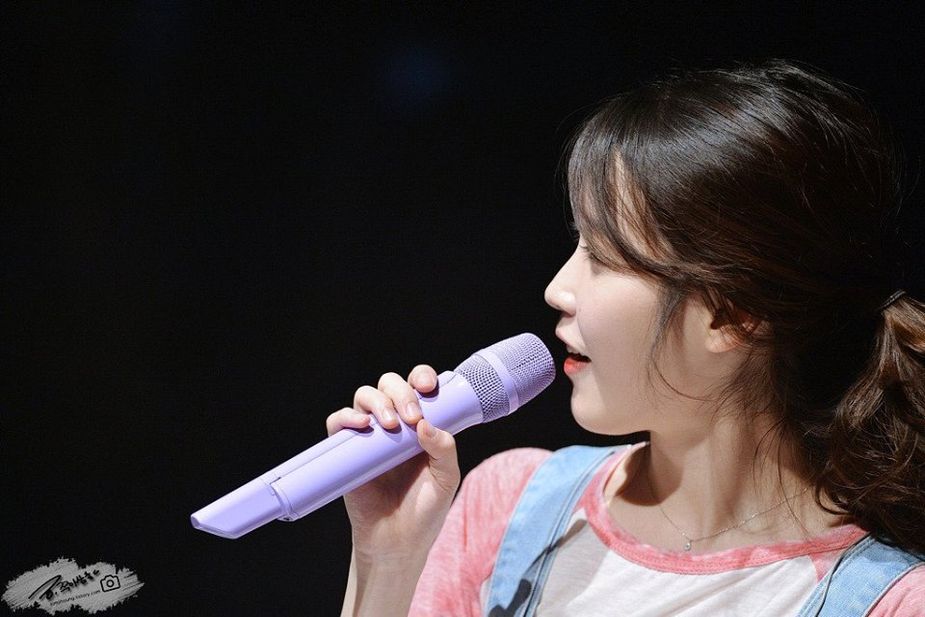10 K-Pop Artists Who Use Custom Microphones That Have Very Special ...