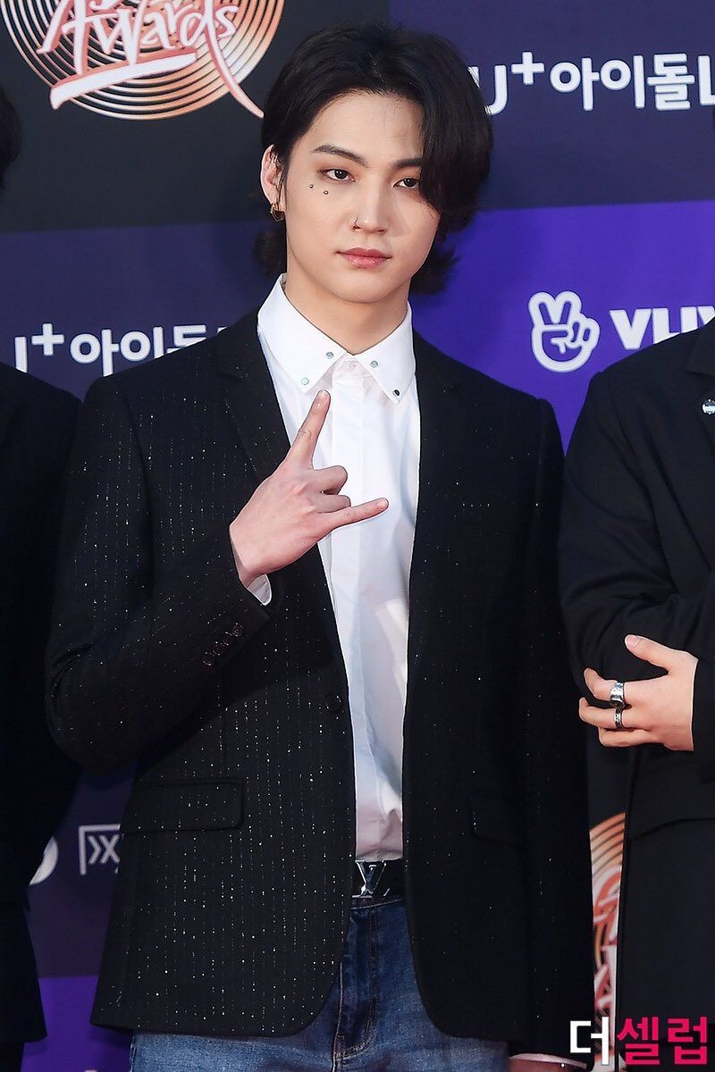 GOT7's JB AKA "Piercing Guy" Hooks Non-Fans At The Golden Disc Awards ...