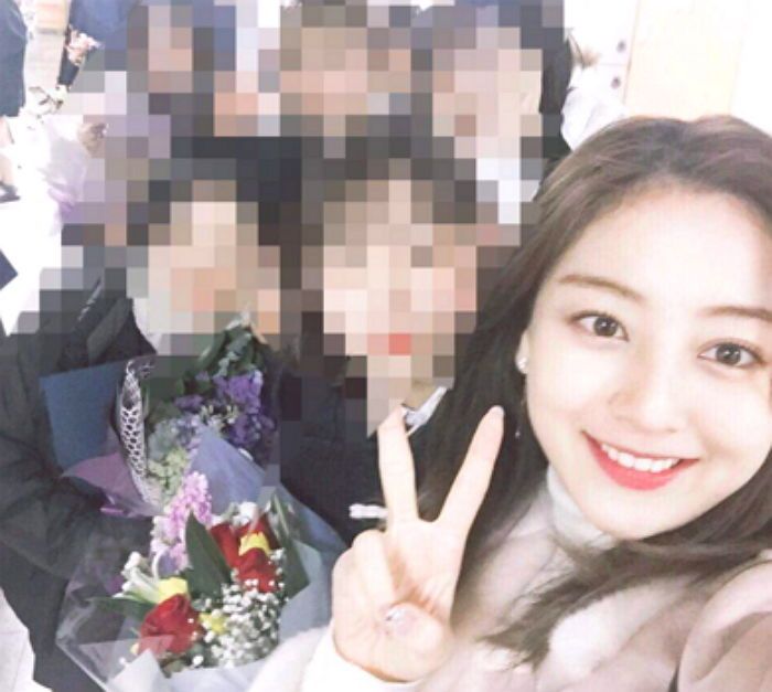TWICE Jihyo Attends Younger Sister's Graduation, Students Go Insane