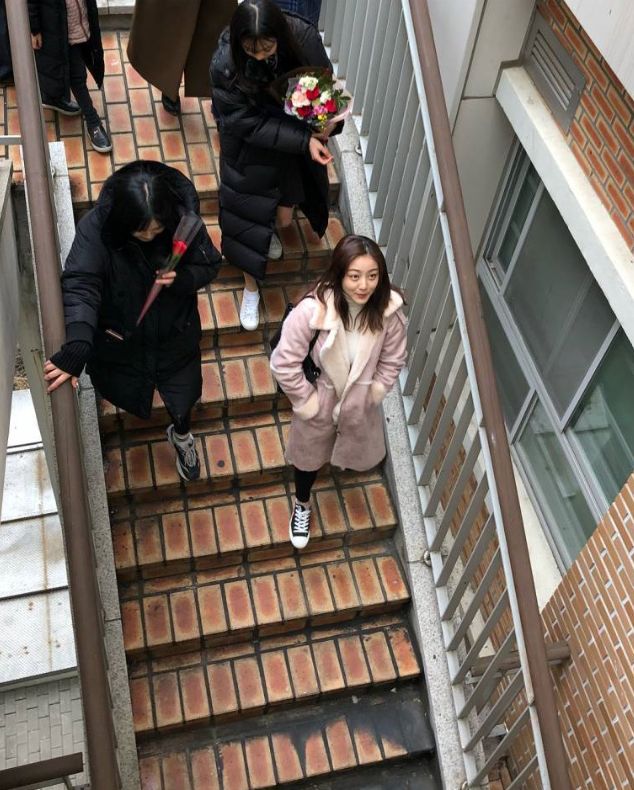 TWICE Jihyo Attends Younger Sister's Graduation, Students Go Insane