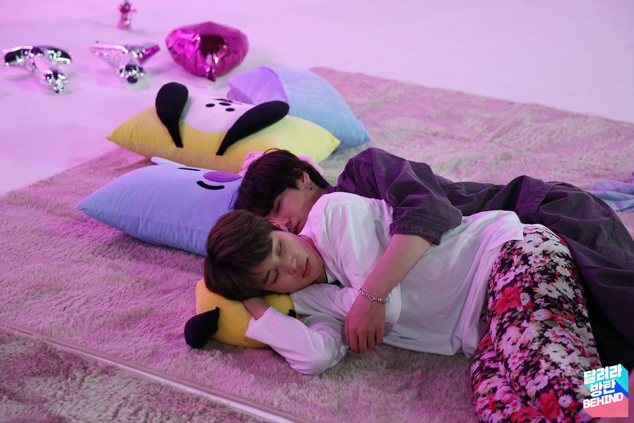 Just 20+ Precious Back Hugs Between BTS's Jimin & Jungkook That Will ...