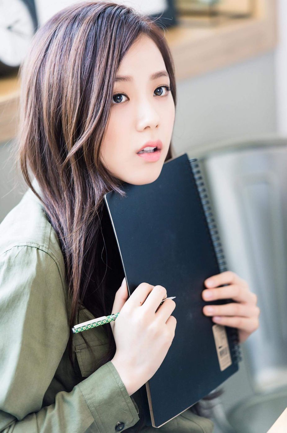 Netizens Notice BLACKPINK’s Jisoo Shines No Matter What She Doing ...