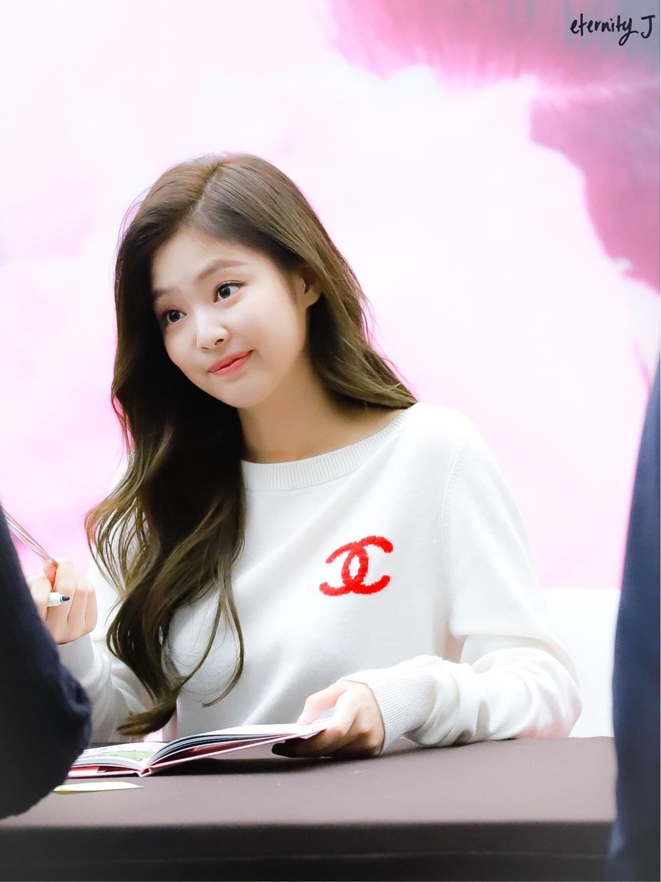 BLACKPINK's Jennie Kept One Special Fan's Gift Even If She's Not ...