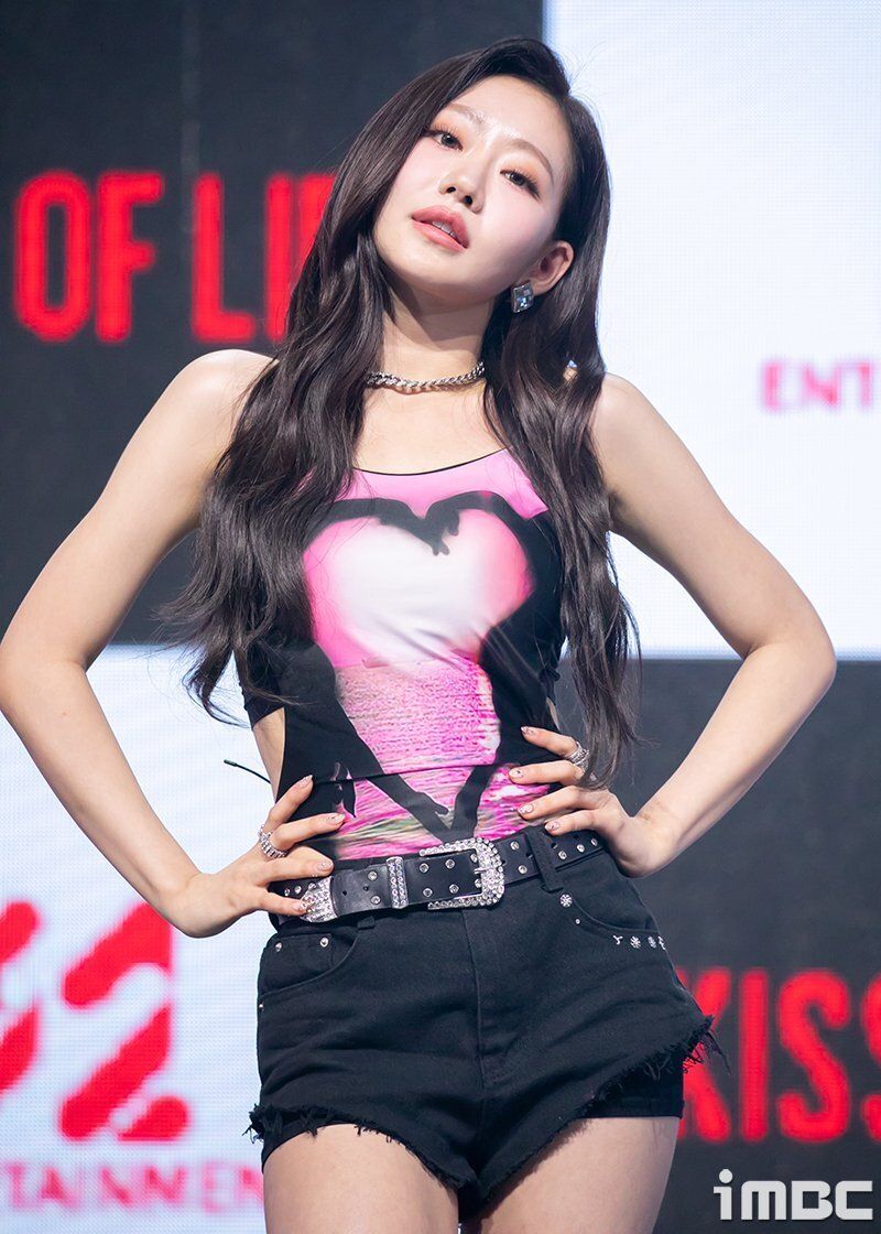 KISS OF LIFE's Julie Apologizes For Saying Racial Slur After Fan's ...