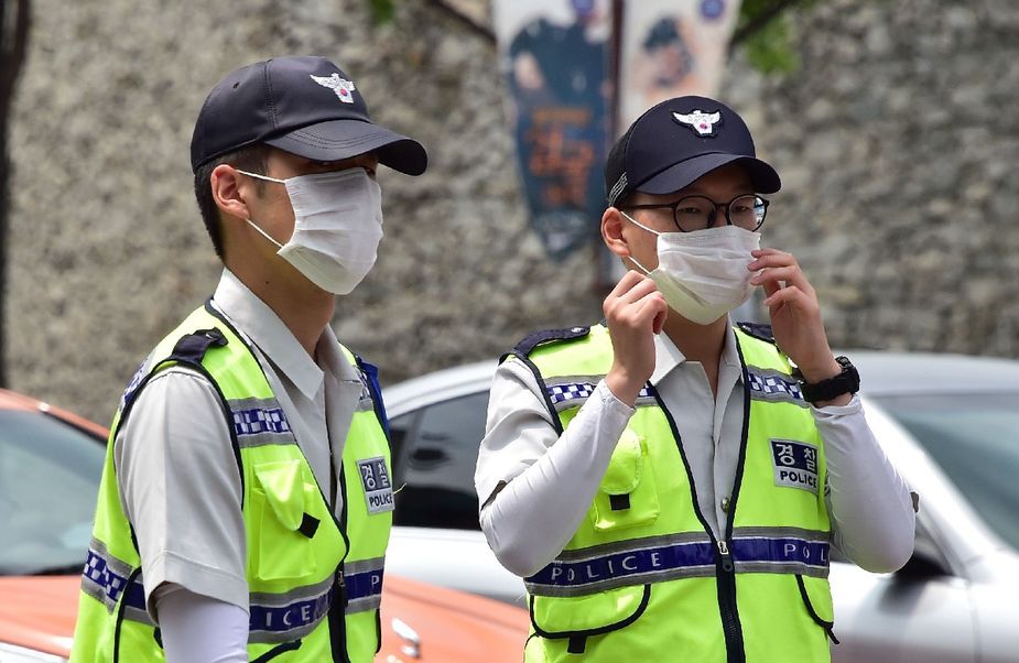 Man Punches A Korean Police Officer And Immediately Regrets It - Koreaboo