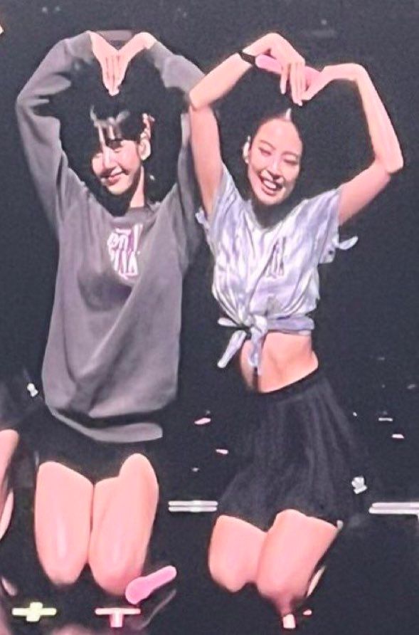 BLACKPINK’s Lisa And Jennie Melt BLINK’s Hearts As They Showcase Their ...