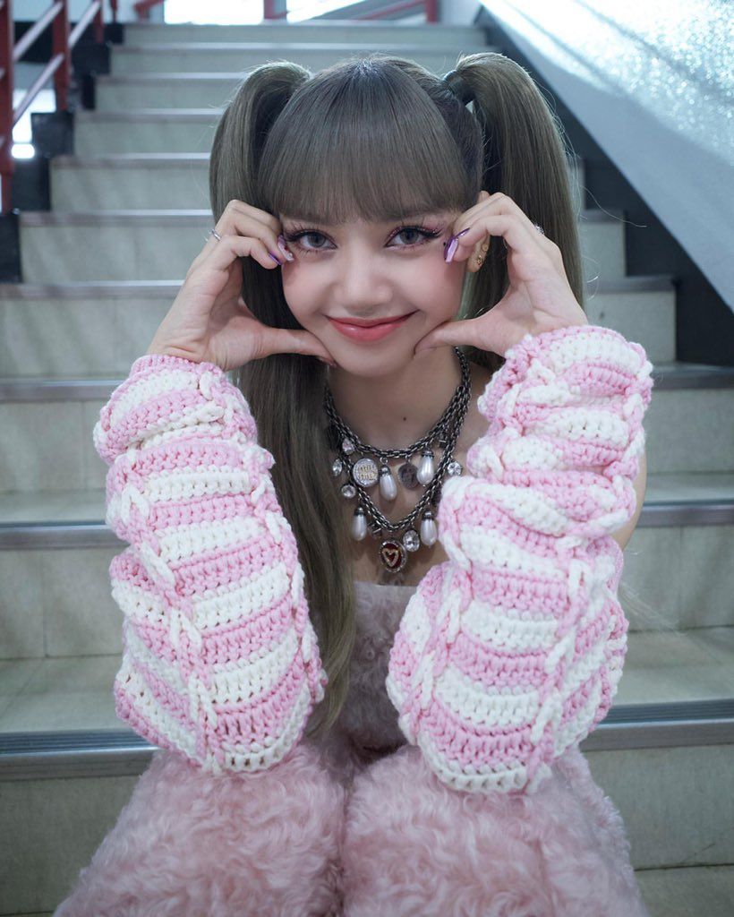 BLACKPINK's Lisa Thinks She Looks Like An Iconic Disney Character, And ...