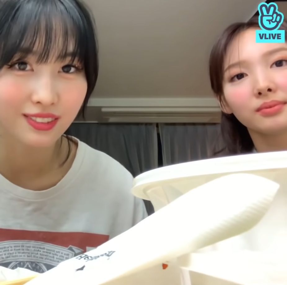 Why TWICE's Momo Never Actually Gains Weight On Her Stomach - Koreaboo