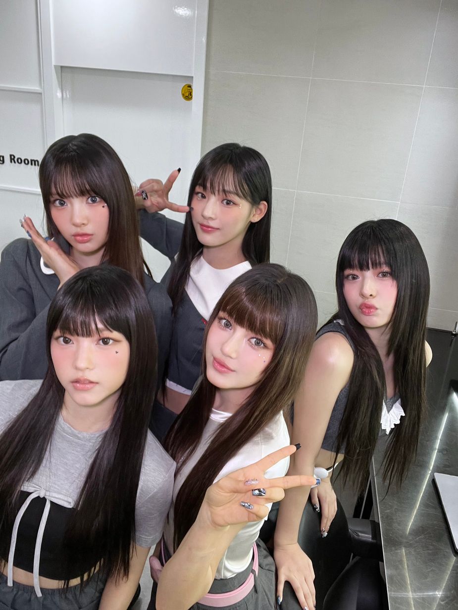 BTS's V Shows Love For NewJeans At His Fan Meeting - Koreaboo