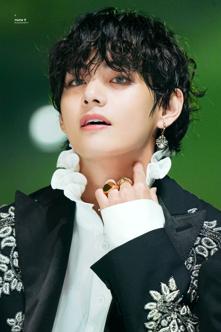 BTS's V Once Proved His Fashion Designer Knowledge About A Female Idol ...