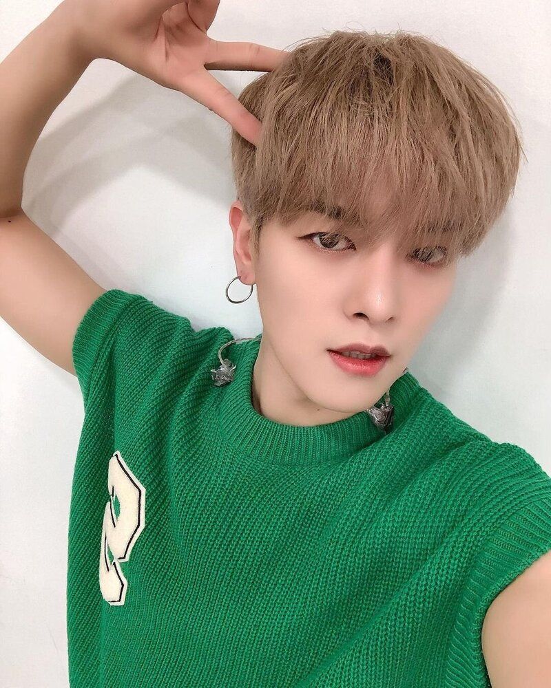 7 Of The Cutest Photo Poses Created By K-Pop Idols - Koreaboo