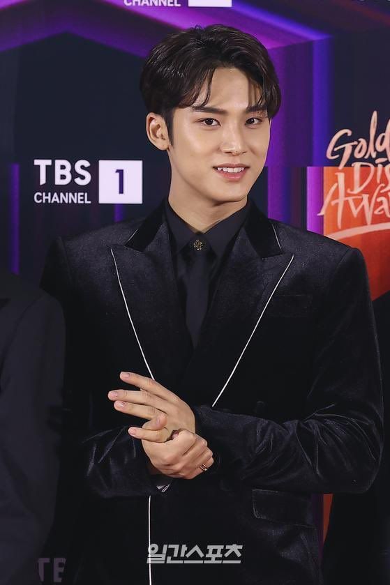 SEVENTEEN's Mingyu Is The Ultimate Gentleman For Lending Staff A ...