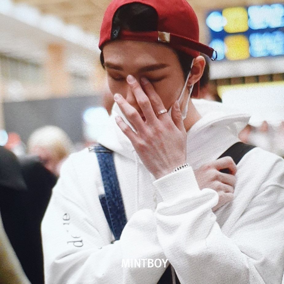 Stray Kids' Hyunjin Shook Everyone By The Massive Size Of His Hand ...