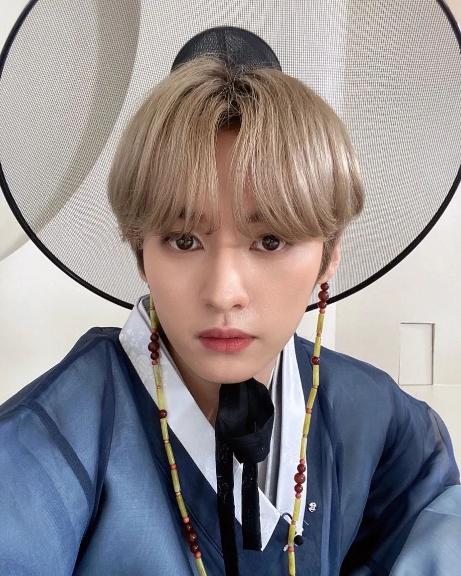 Fans Can’t Get Enough Of Stray Kids Lee Know’s Hilariously Unexpected ...