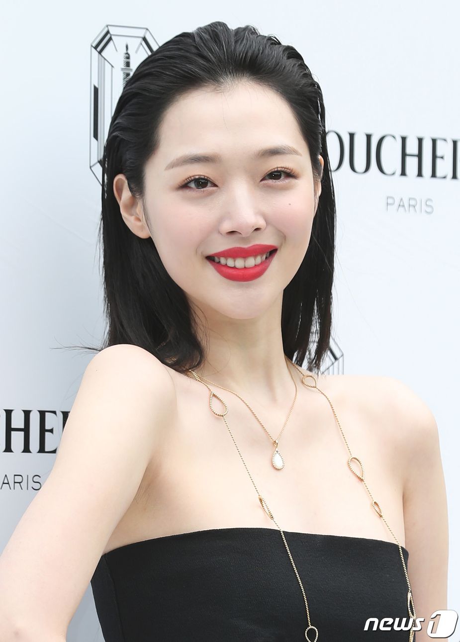 Sulli Shocks Netizens In Mini Dress And A Completely New Look