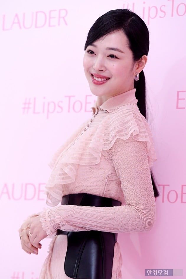 Sulli Exuded Elegance And Poise In This $9,500 Outfit - Koreaboo