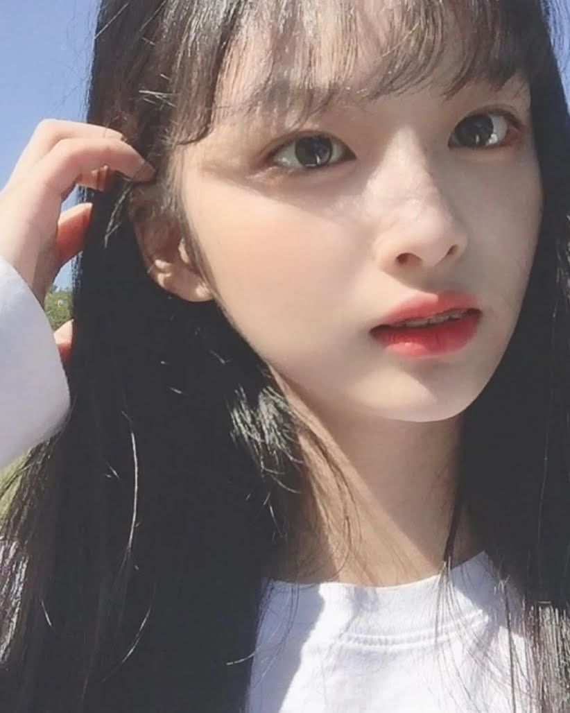 Netizens Compare NMIXX Sullyoon's Visuals In The Same Pose From Her Pre ...