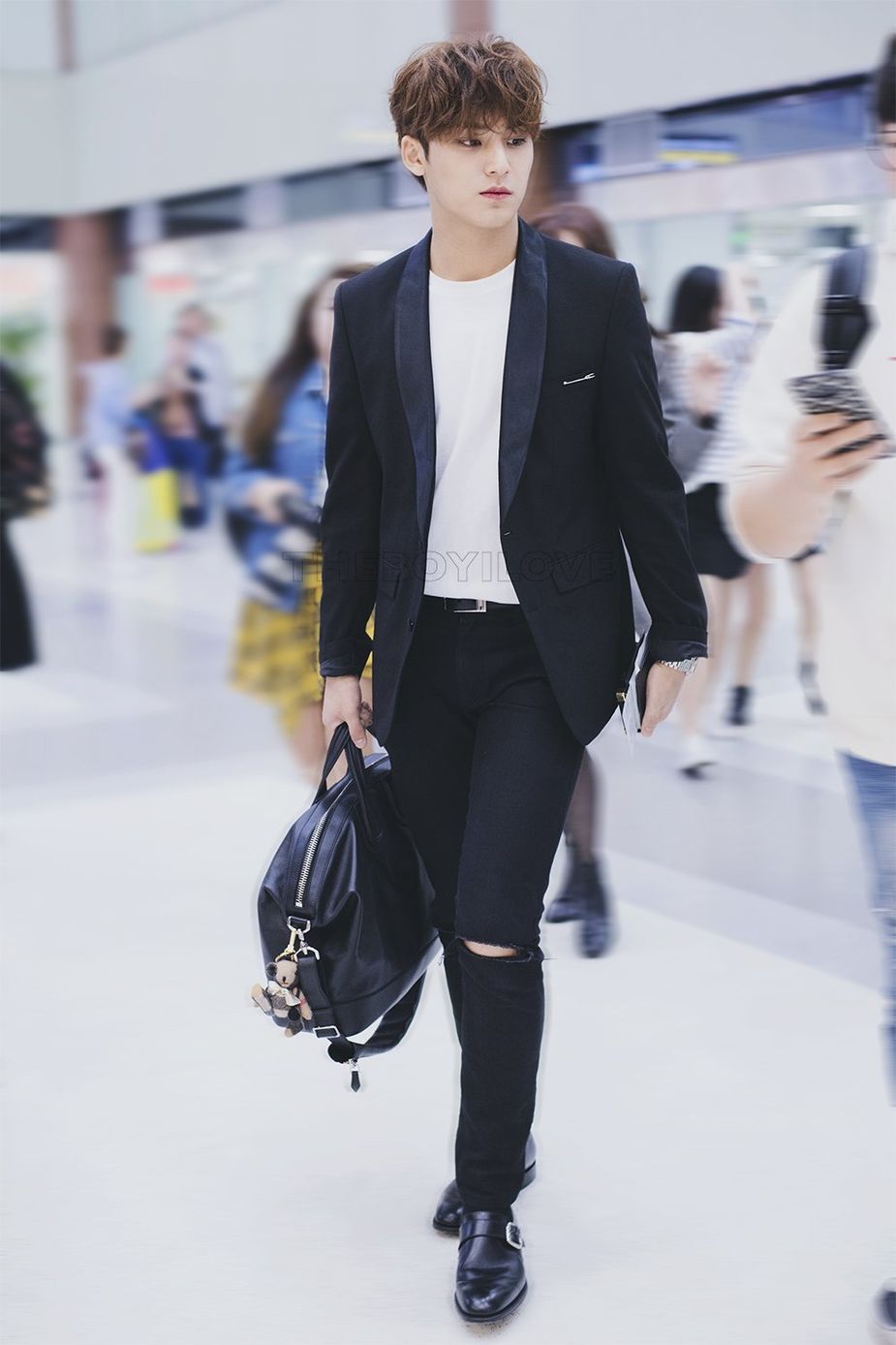 8 Times SEVENTEEN's Mingyu Proved That The Airport Is His Runway