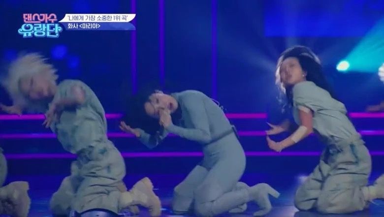 MAMAMOO's Hwasa Bleeds On Stage During Performance Alarming Audiences - Koreaboo