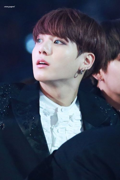 10+ Glorious Moments Of BTS's Jungkook Showing Off His Sharp Jawline ...