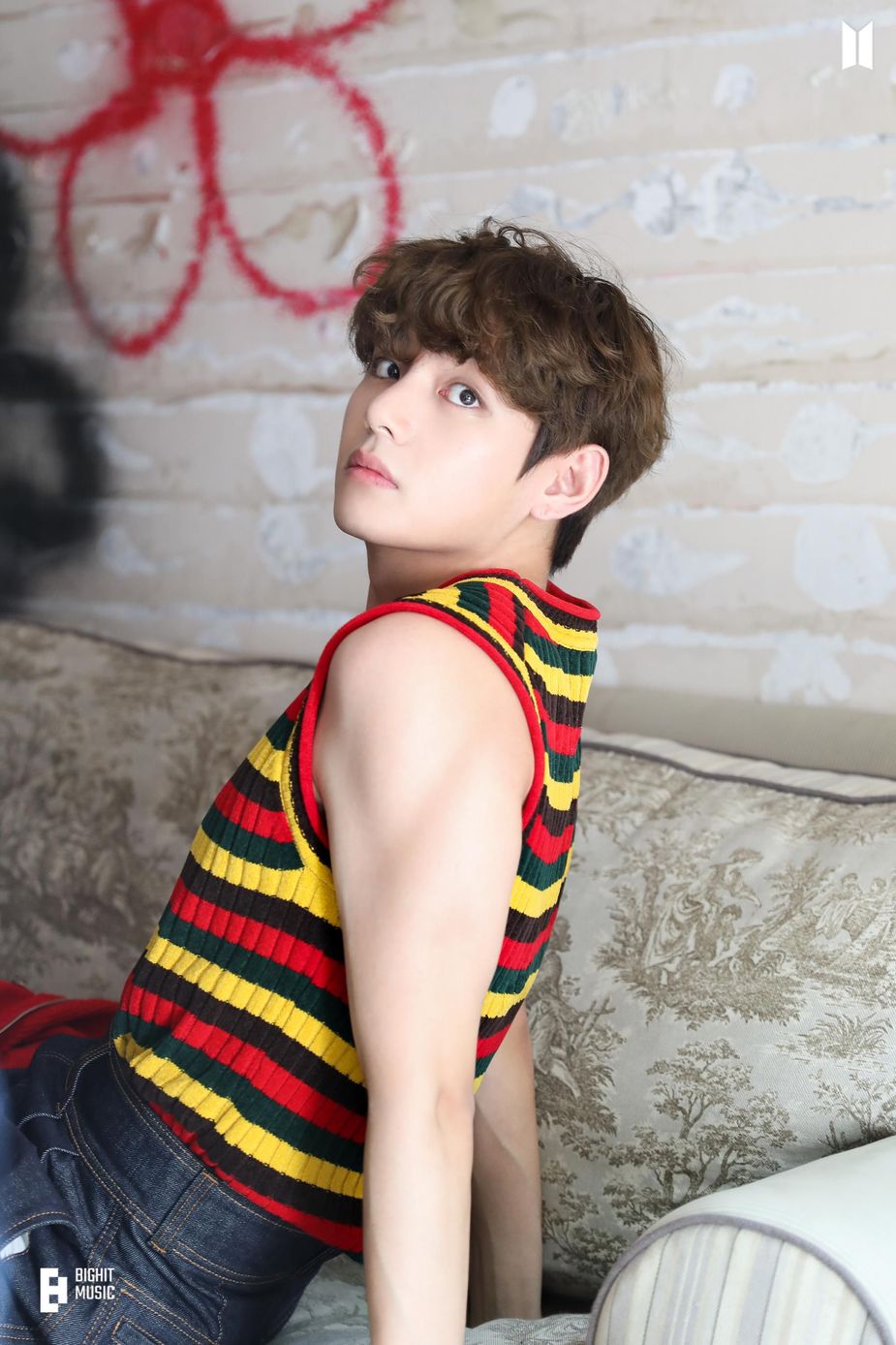 BIGHIT Releases 20+ Photos Of BTS’s V From Throughout The Past Year To ...