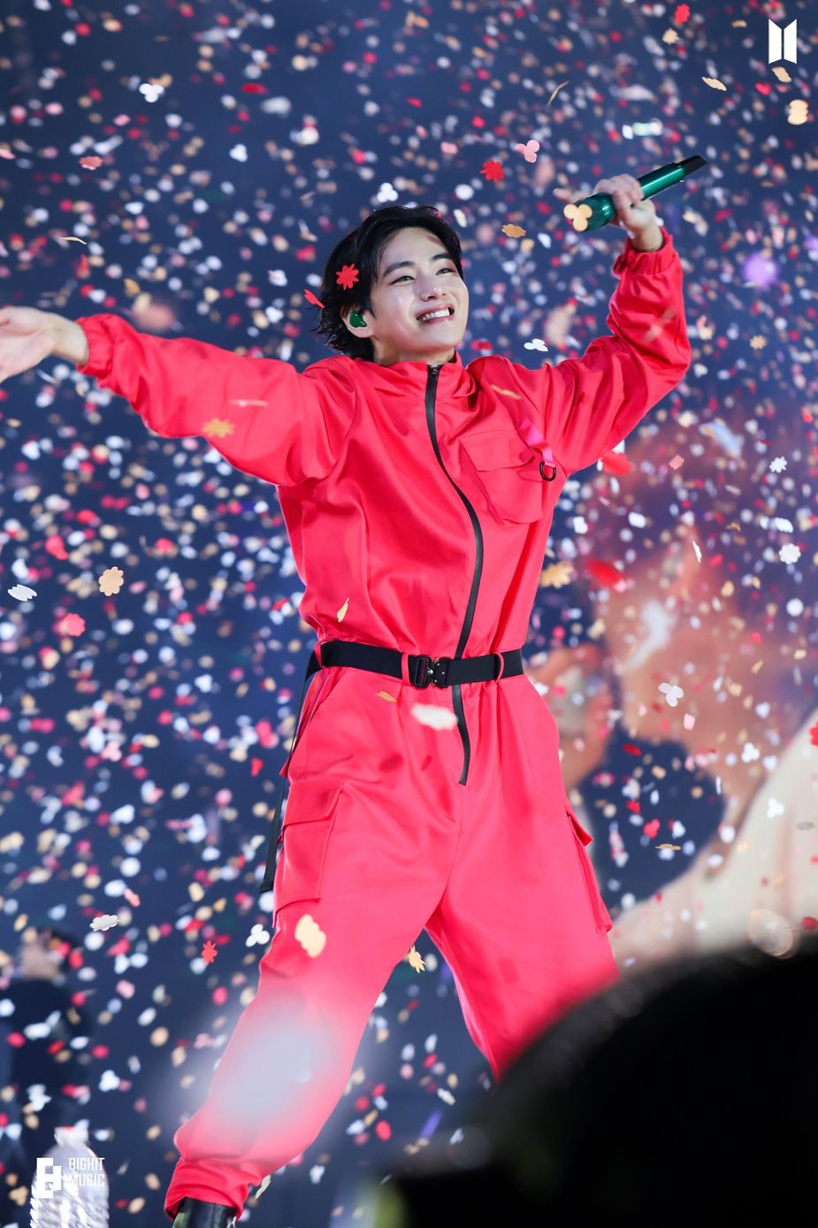 BIGHIT Releases 20+ Photos Of BTS’s V From Throughout The Past Year To ...