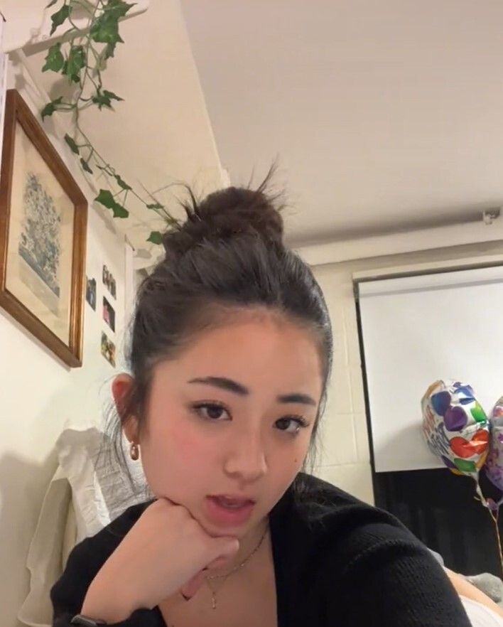 The Younger Sister Of LE SSERAFIM's Yunjin Looks So Much Like Her, It ...