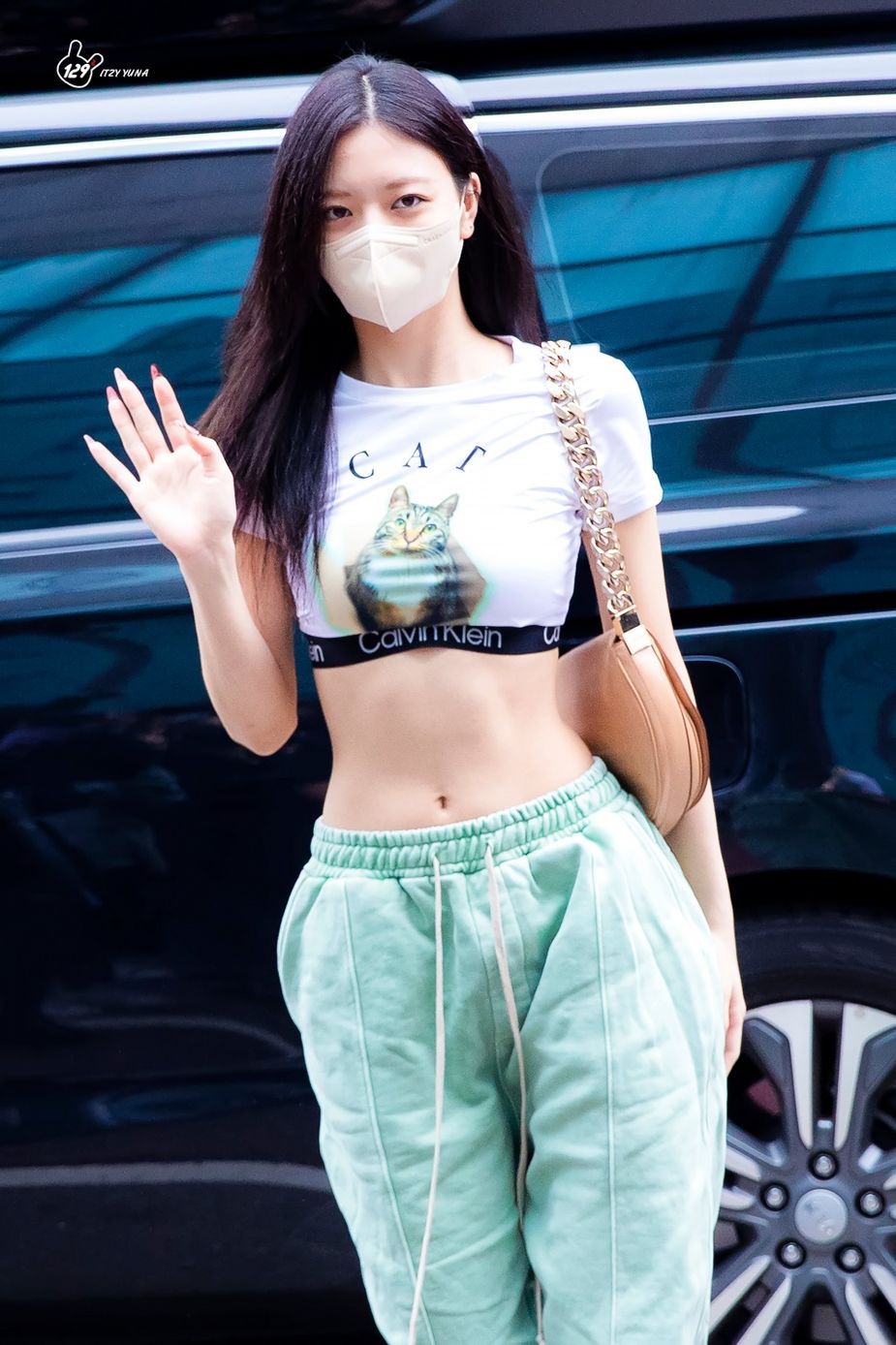 Itzys Yuna Shocks Fans With Her Slim Waist And Fit Figure In Latest