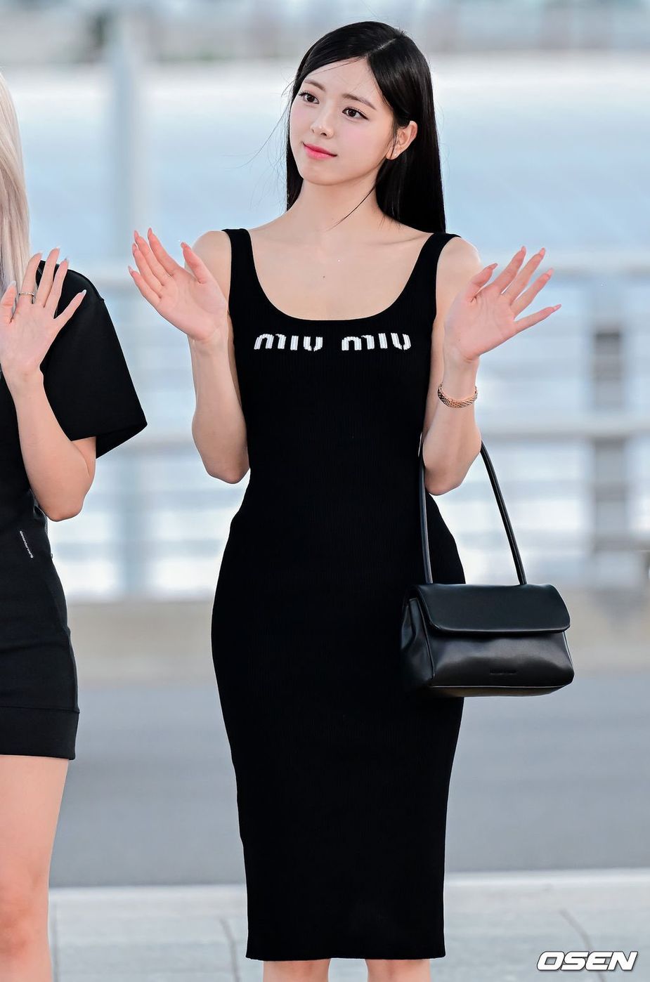 ITZY's Yuna Goes Viral For Her Stunning Airport Look - Koreaboo