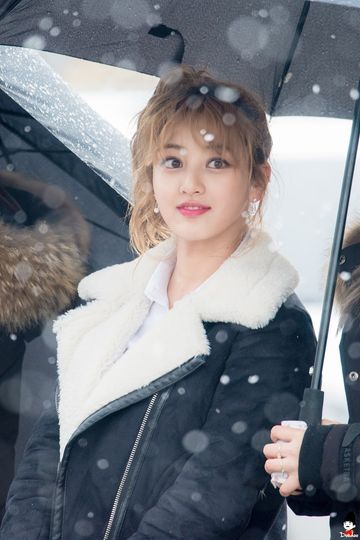 Fans capture heartwarming photos of TWICE during Korea's first snowfall ...