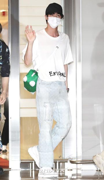 BTS's Jin Goes Viral For His "Godly" Body Proportions In New Airport ...