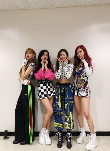 Here's Why BLACKPINK's Rosé Always Poses Like This In Group Photos ...