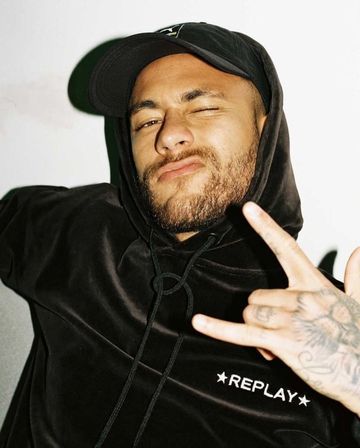 BLACKPINK's Lisa Snaps A Photo With Football Player Neymar Jr. — But ...