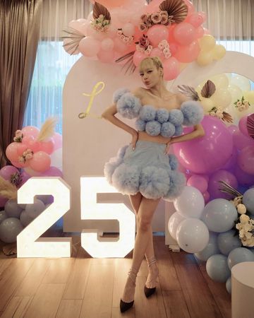 BLACKPINK's Lisa Celebrates Her Birthday With Family And Friends In ...