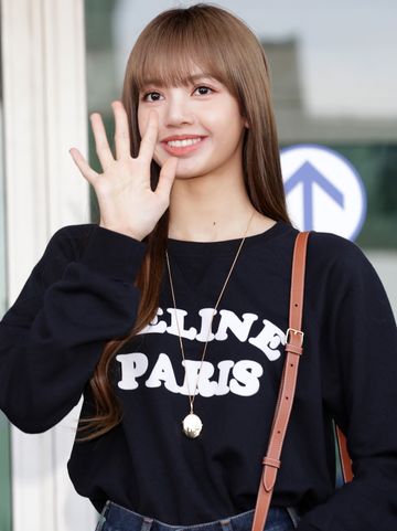 BLACKPINK's Lisa Finally Exposed Her Forehead - And BLINKs Are Losing ...