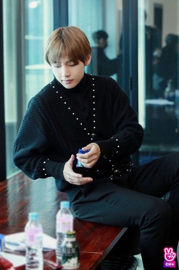 5 Times BTS's V Proved Clothing Has No Gender - Koreaboo