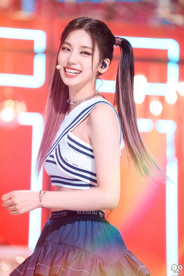 ITZY's Members Look Like Royalty In These 25 Gorgeous HD Pictures From ...