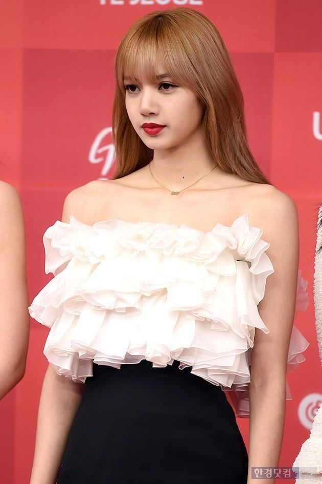 15+ Times BLACKPINK's Lisa Was Gorgeous AF In Bold Red - Koreaboo
