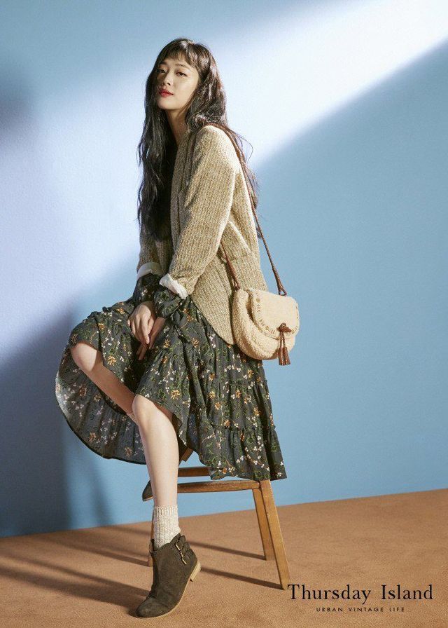Sulli travels back to the past in retro style photoshoot - Koreaboo
