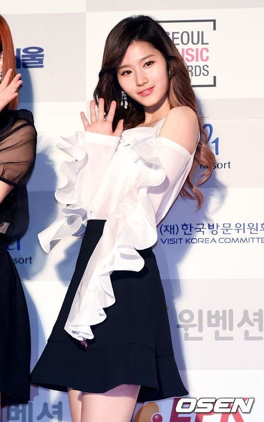 9 Photos of Sana Looking Gorgeous With High-Waisted Skirt and Bare ...