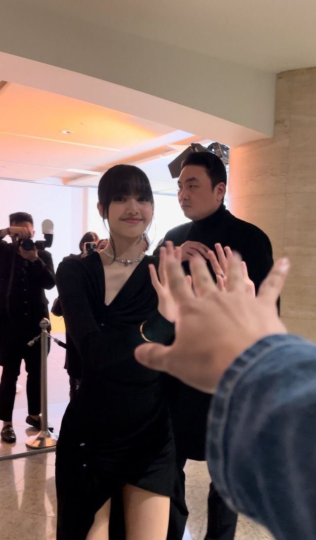 The Simple But Memorable Fanservice That BLACKPINK's Lisa Gave At ...