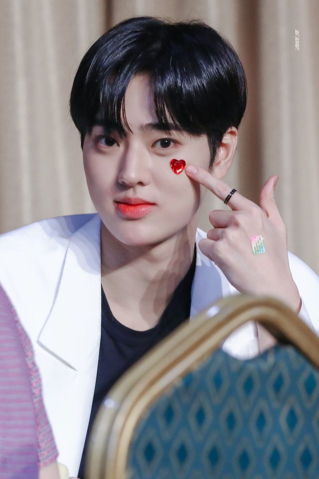 Fourth-Generation K-Pop Boy Group Idol Stuns With Unreal Body ...