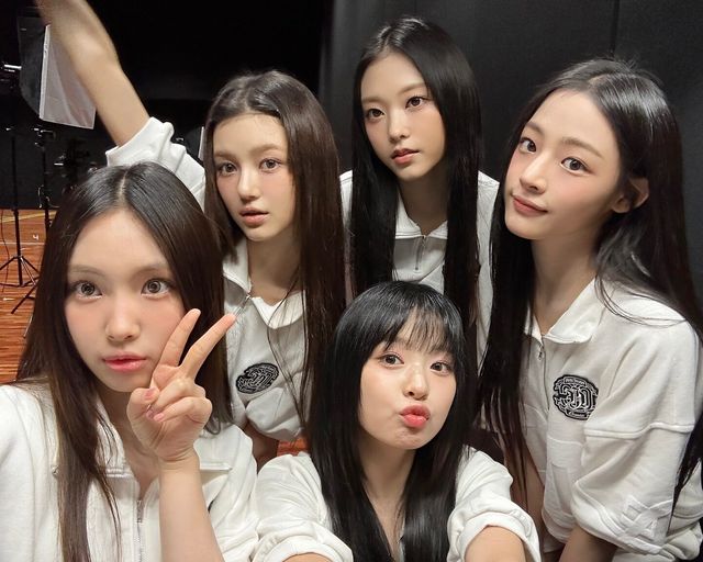 Bang Si Hyuk’s Cozy Interaction With LE SSERAFIM Fuels Controversy Amidst NewJeans’ Mistreatment ...