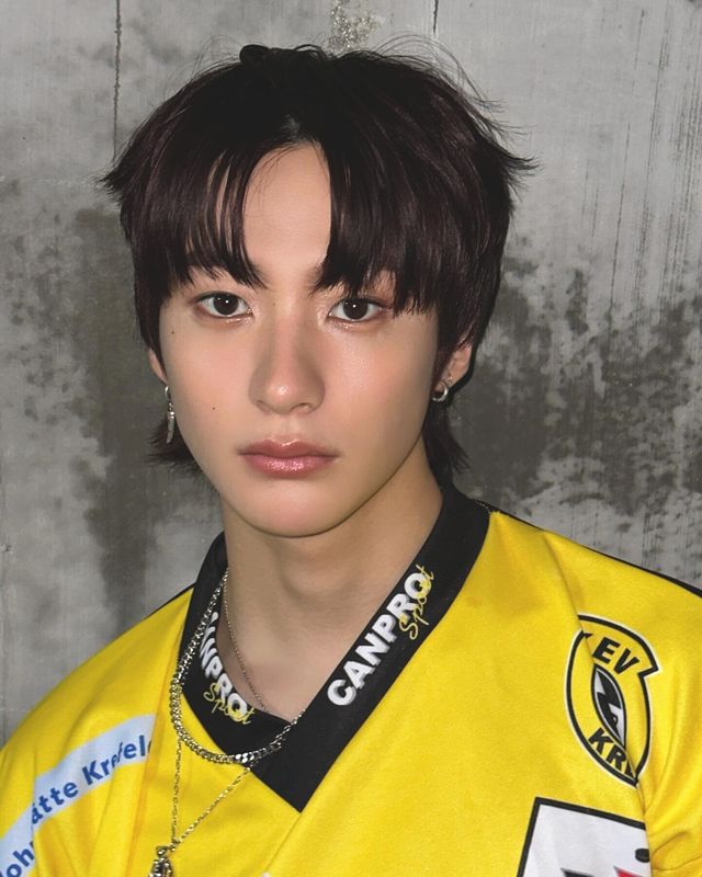 5th-Gen Star's Unexpected "Punishment" Look At Airport Becomes A Hot ...