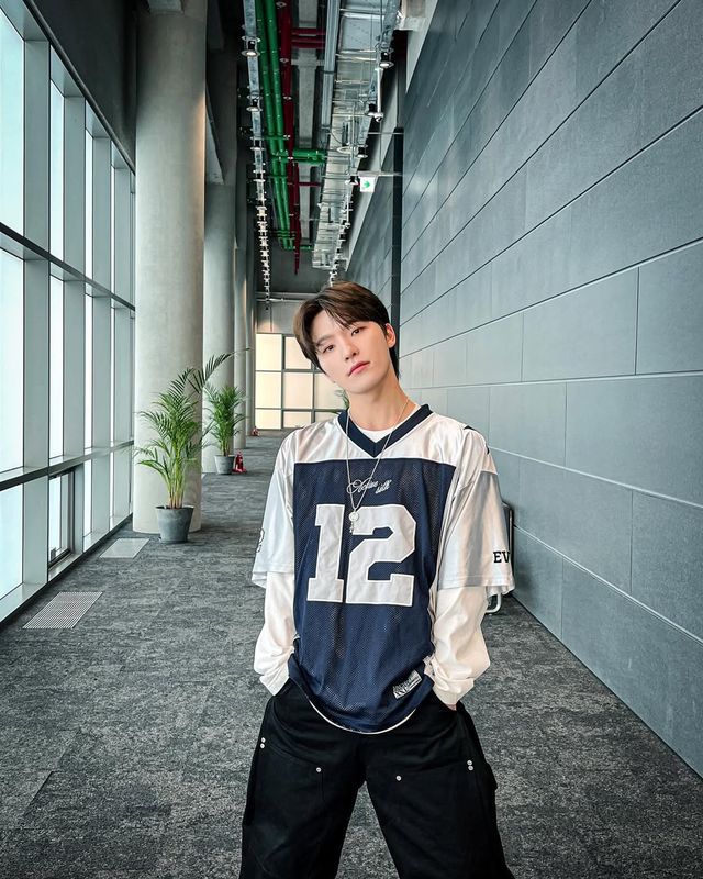 SEVENTEEN's Dino Completely Ignores Staff Member's Instructions During ... SEVENTEEN's Dino Completely Ignores Staff Member's Instructions During ...