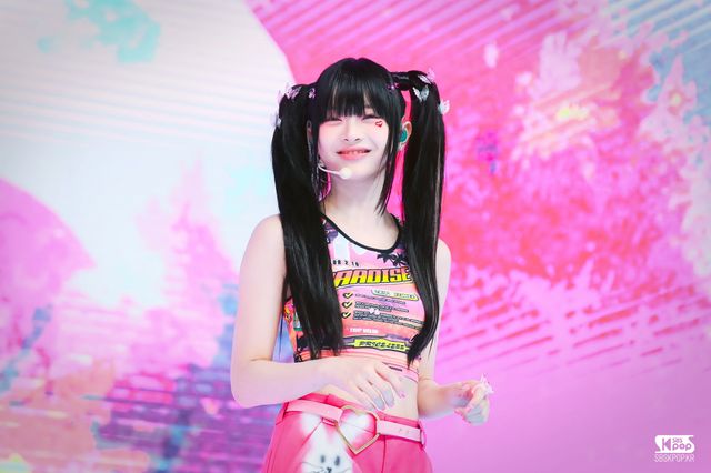 Blonde Vs. Black Hair: NewJeans' Hanni Chooses The Hair Color She ...