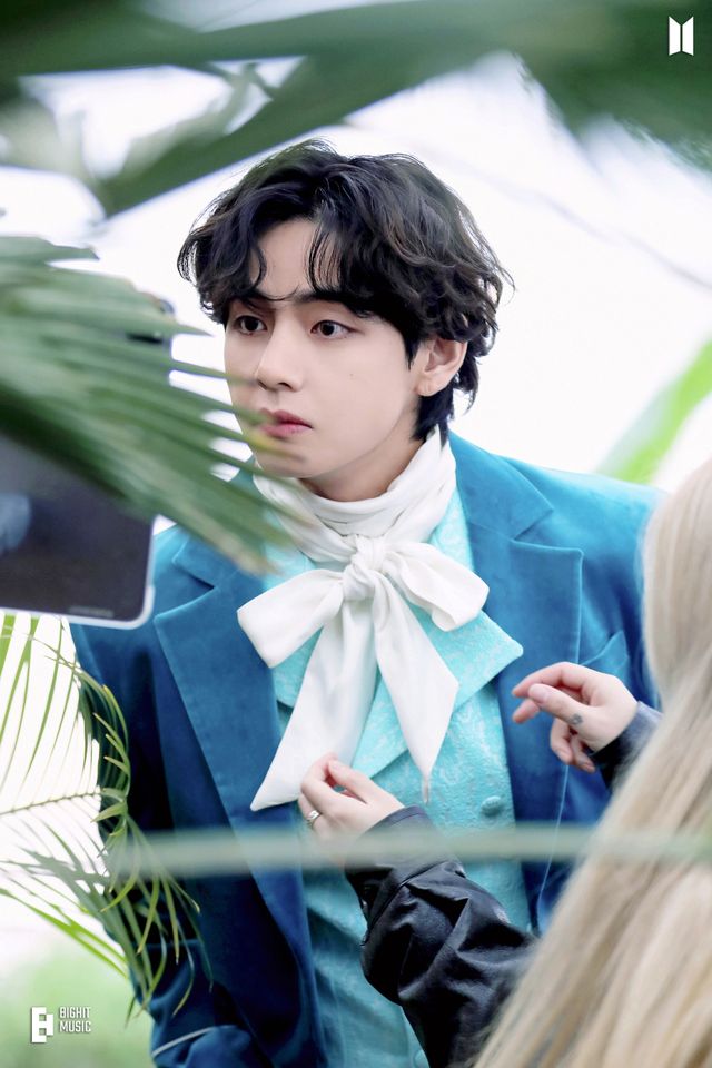 24 Behind-The-Scenes Moments From BTS V's "Veautiful Days" Photoshoot ...