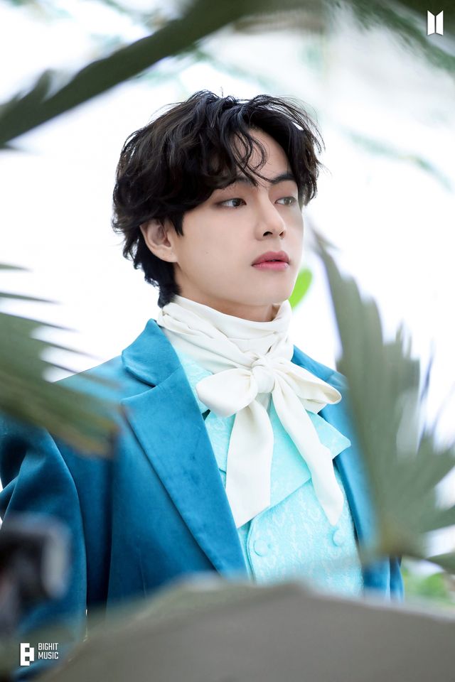 24 Behind-The-Scenes Moments From BTS V's "Veautiful Days" Photoshoot ...
