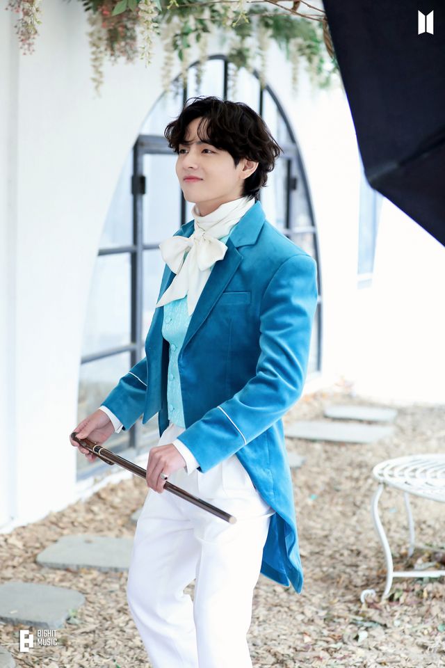 24 Behind-The-Scenes Moments From BTS V's "Veautiful Days" Photoshoot Every ARMY Should See ...